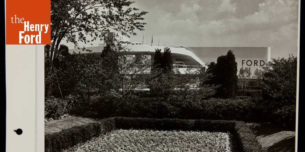 Grounds outside Ford Exposition Building, New York World's Fair, 1939 ...